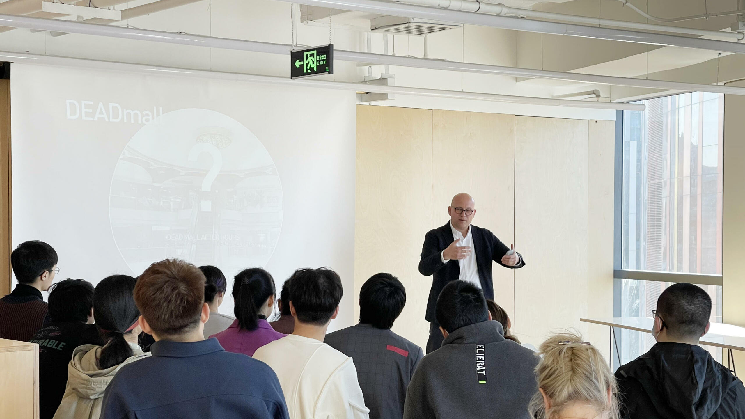 Jan Clostermann was invited as a guest speaker for Tsinghua University